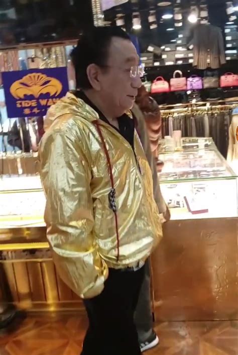 75岁侯耀华现身商场买服装，精神矍铄老当益壮凤凰网娱乐凤凰网