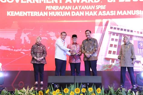 Terbaik Dalam Layanan Digital Kemenkumham Terima Penghargaan Dari Kementerian PANRB Kayantara