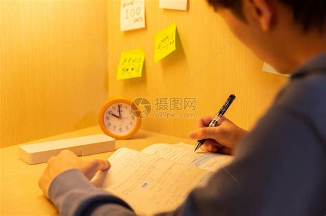 青年男性自习室学习特写高清图片下载 正版图片501676753 摄图网 青年男性自习室学习特写高清图片下载 正版图片501676753 摄图网