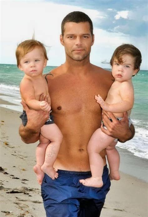 Интересни Близнаците на Рики Мартин вече са истински красавци — на 16 години почти стигат баща