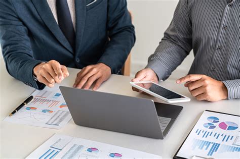 성공적인 성장 이익을 위한 비즈니스 메이킹의 회의 및 전략에서 투자 아이디어 마케팅 기획 및 프리젠 테이션 금융 프로젝트에 대한 비즈니스 임원 협력 컨퍼런스 계획에 대한