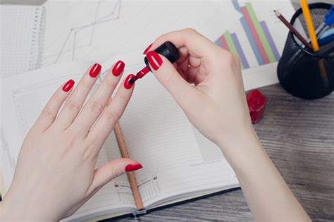 메모장 및 그래프로 바탕 화면 위의 손톱을 그리는 여자의 손의 사진을 닫습니다 개념에 대한 스톡 사진 및 기타 이미지 개념 경영자 고용과 노동 Istock