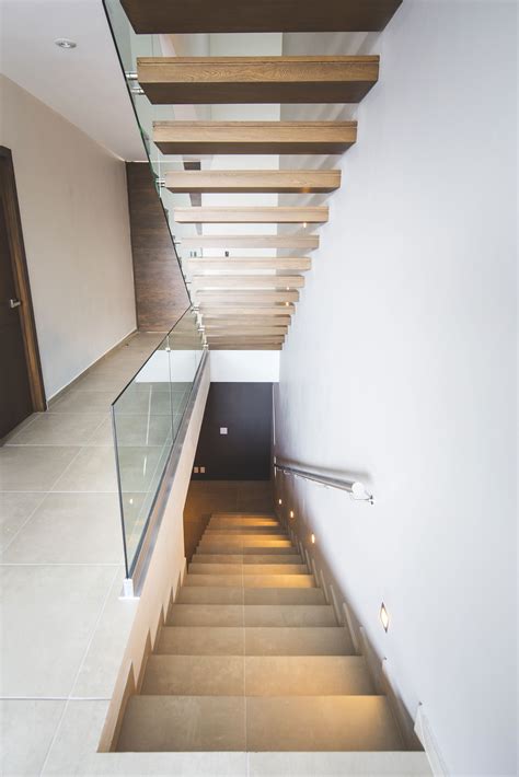 Escalera Hacia Sótano Y Segunda Planta De Casa Residencial