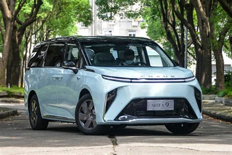 Роскошный китайский электрический минивэн Maxus MIFA 9 вышел на ...