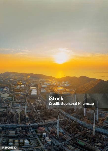 정유 공장 가스 화학 장비 금지 수입 수출 개념 원유 정유 공장 강철 펌프 파이프 라인 및 굴뚝 및 냉각탑 화학 또는 석유 화학