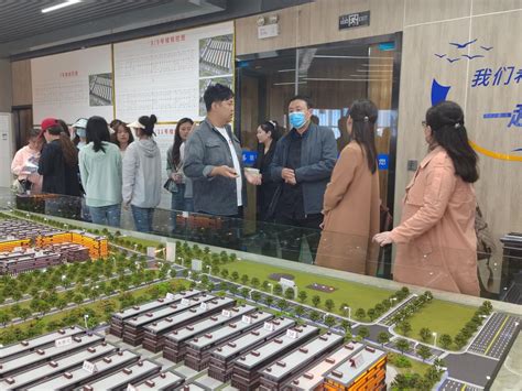 艺术设计学院组织学生到北关区“柏庄童装”产业区参观学习 安阳工学院艺术设计学院