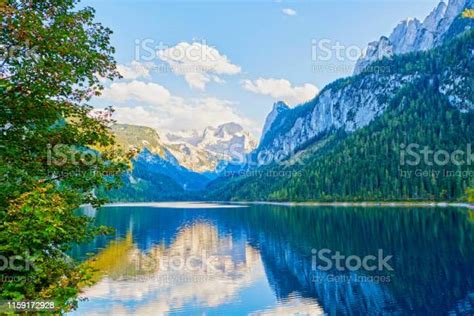 오스트리아 알프스의 물 속에서 다흐슈타인 산맥 숲 구름 반사가 있는 아름다운 고사우제 호수 풍경 잘츠카메르구트 지역 다중 색상 배경에 대한 스톡 사진 및 기타 이미지