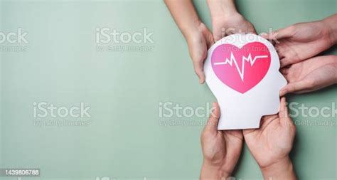 종이 뇌와 붉은 심장 맥박 뇌졸중 세계 심장의 날 세계 정신 건강의 날 알츠하이머 및 웰빙 개념을 들고 있는 손 World