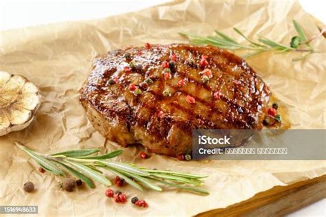 Steak Daging Sapi Barbekyu Tua Dekat Dengan Latar Belakang Kayu Spanduk
