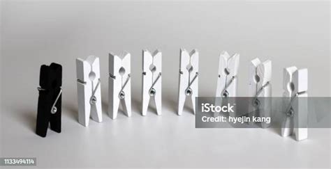 하나의 검은 집게와 많은 흰색 집게 소수에 대 한 차별의 개념 0명에 대한 스톡 사진 및 기타 이미지 0명 개념 개념과 주제 Istock