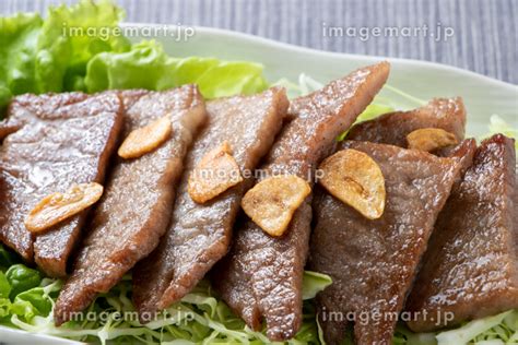 ガーリックスタミナ牛カルビ焼肉。カルビの中で上級といわれる希少部位「三角バラ」使用。の写真素材 229191113 イメージマート