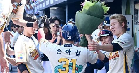사진 8년 연속 150안타 대기록 달성 동료들 축하 받는 손아섭 조선비즈