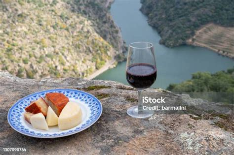 포르투갈 치즈와 요새화된 포트 와인 포르투갈 가을에 배경에 화려한 계단식 포도원과 도우로 밸리와 도우로 강에서 생산 0명에 대한 스톡 사진 및 기타 이미지 Istock