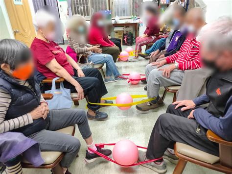 屏東基督教醫院失智照護團隊 把黑色塑膠袋剪成長條狀並將它們都黏在一起，在上面放上有水的寶特瓶，讓長輩使用腳的力量將