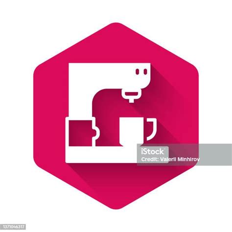 ホワイトコーヒーマシンのアイコンは長い影の背景で隔離されていますピンクの六角形のボタンベクトル アイコンのベクターアート素材や画像を多数ご