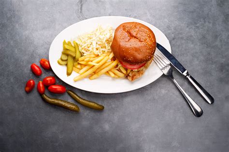 치킨 버거를 플라테 및 샐러드 프렌치 프라이와 함께 제공 0명에 대한 스톡 사진 및 기타 이미지 0명 2015년 건강한 식생활 Istock