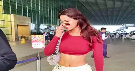 Hot Disha Patani Flaunts Washboard Abs At Mumbai Airport