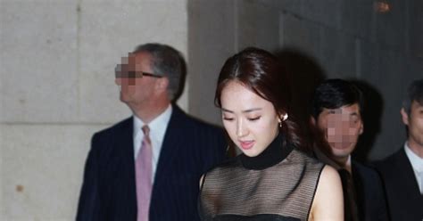 김민정 초미니 입고 아슬아슬계단 오르기 힘드네