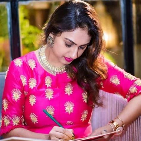 மூன்று மகன்களுக்கு தாயான பிறகும் யங் லுக்கில் ஜொலிக்கும் இயக்குனர்