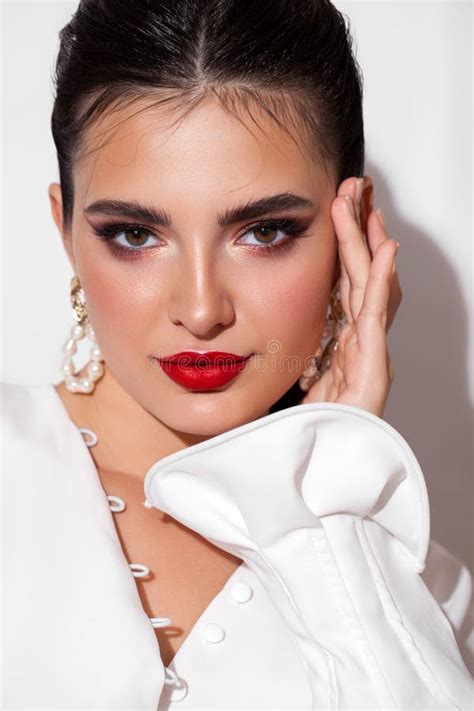 Modelo Con Maquillaje Profesional Piel Perfecta Cabello Largo Y
