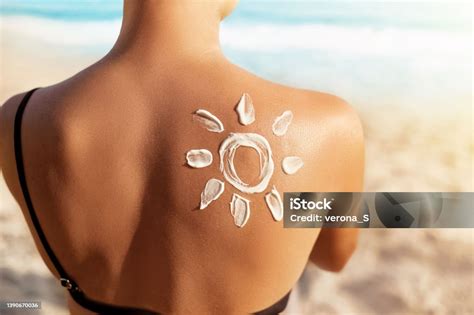 태양 보호선 크림 태양의 형태로 태닝 된 어깨에 썬 크림을 바르는 여성 피부와 바디 케어 피부에 선 스크린을 사용하는 소녀 25 29세에 대한 스톡 사진 및 기타 이미지