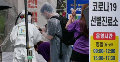 코로나19 신규 확진자 2만 명 육박 여름 휴가철 재유행 우려