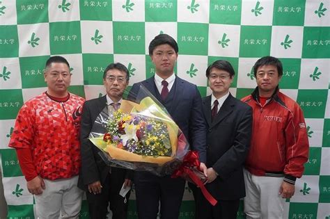 【お知らせ】オリックス・バファローズ 育成ドラフト1巡目指名された本学卒業生 山中 尭之選手が来校しました 共栄大学