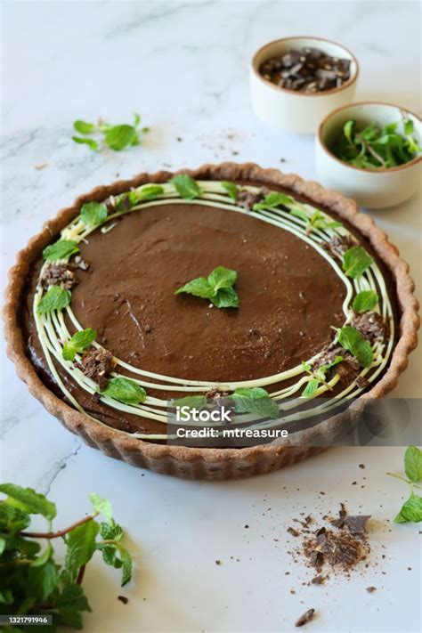 민트 초콜릿 타르트 바삭바삭하고 플루트 코코아 페이스트리 크러스트 화이트 초콜릿 초콜릿 조각 그릇 민트 잎 잔가지 대리석 효과 배경 높은 전망 전경에 초점을 맞춘 이미지 0