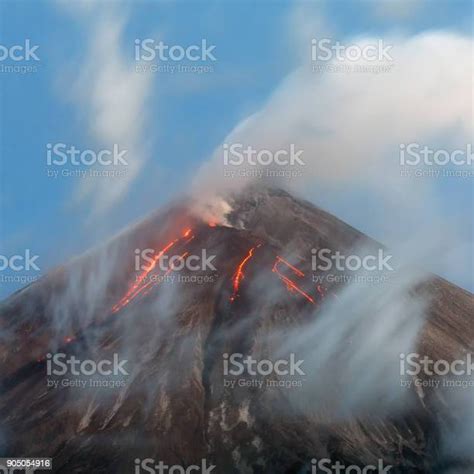 활화산의 사면에 멋진 분화 화산 풍경빨간색 뜨거운 용암 흐름 0명에 대한 스톡 사진 및 기타 이미지 0명 경관 관광