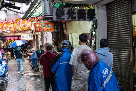 東霖煎餃｜基隆仁愛食記｜在地人的人氣早餐，下雨天還是滿滿的排隊人潮，煎餃超大一顆很飽滿，底下煎皮更是金黃酥脆好推薦 卡爾茗 Clm 美食旅遊