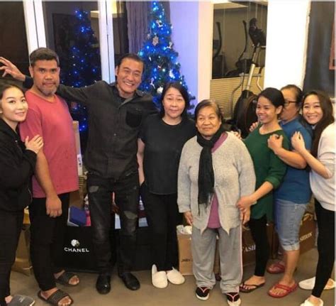 梁家輝女兒帶男友回家過節，曬全家合照表情幸福，身後豪宅成亮點 每日頭條