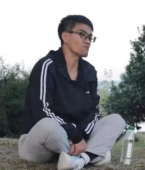 被拐26年后他被亿万富豪爸爸寻回，却拒收三房一车，如今过得怎样了？