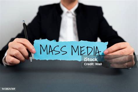 손 쓰기 기호 매스 미디어 인터넷 컨셉 그룹 무슨 일이 일어나고 있는지에 대한 뉴스를 대중에게 보여주는 사업가 사무실 책상에 중요한 메시지와 함께 메모를 들고 있습니다 35