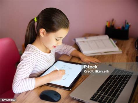 코로나바이러스 전염병 기간 동안 학교 원격 교육 E러닝 컨셉을 위한 온라인 수업에 참석하는 아동 소녀 노트북에 대한 스톡 사진 및 기타 이미지 Istock