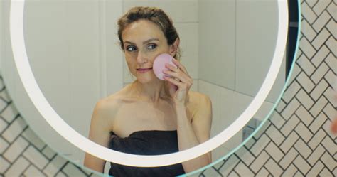 아름다운 여자는 화장실에서 그녀의 거울 반사를보고 얼굴 마사지를하고 수건에 안티 에이징 스킨 케어 컨셉 가정간병인에 대한 스톡 사진 및 기타 이미지 Istock