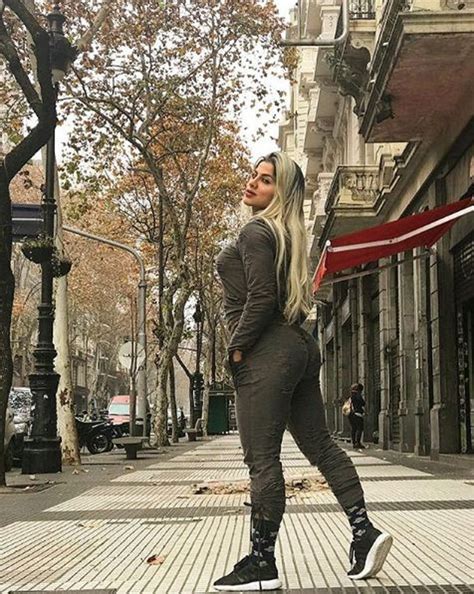Vanessa Mesquita Se Encanta Por Cão De Morador De Rua Em Buenos Aires