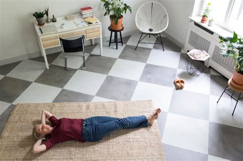 Mujer Madura Relajada Tirada En El Suelo En Casa Foto Premium