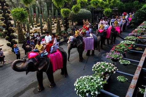 عيد الحب يغزو شوارع العالم فكيف بدأ؟ وإلى ماذا يرمز؟ صور