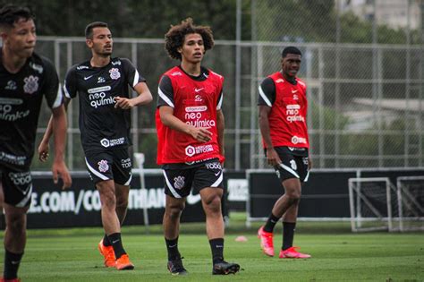 Pedrinho Belezi Biro E Felipe Durante Treino Do Corinthians No CT Dr