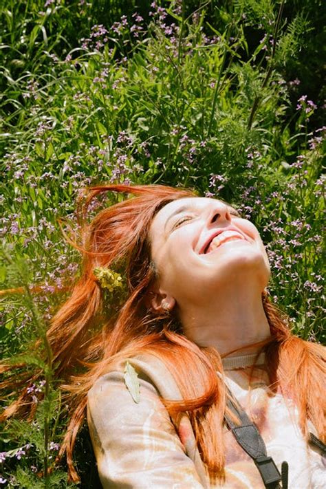 걱정 없는 고요한 긍정 긍정적인 기쁨 녹지 다시 없는 기쁨 다채로운 라이프스타일 레저 만족 맑은 공기 모험 미소 짓는 밝은 날 배낭여행자 봄