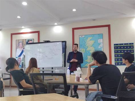 “代沟化解大法”主题英语角 李夏 甄婷婷 6月1日中午，英语俱乐部在北校区外语村举办了以“solutions Of Generation