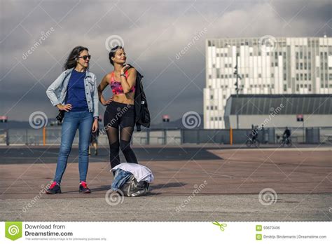 Portret Van Twee Jonge En Aantrekkelijke Vrouwen Die Zich In Industrieterrein Bevinden Stock