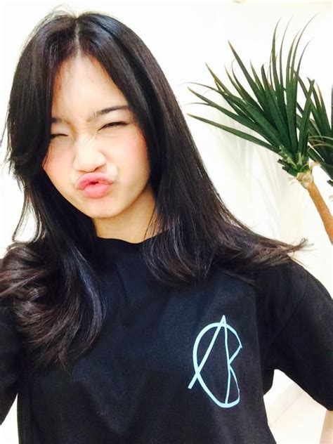 7 Hot Sexy Sendy Ariani Bikini Pics