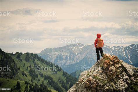 성공적인 여자 배낭 산 정상에서 경치를 즐기고 감사에 대한 스톡 사진 및 기타 이미지 감사 검은색 고풍스런 Istock