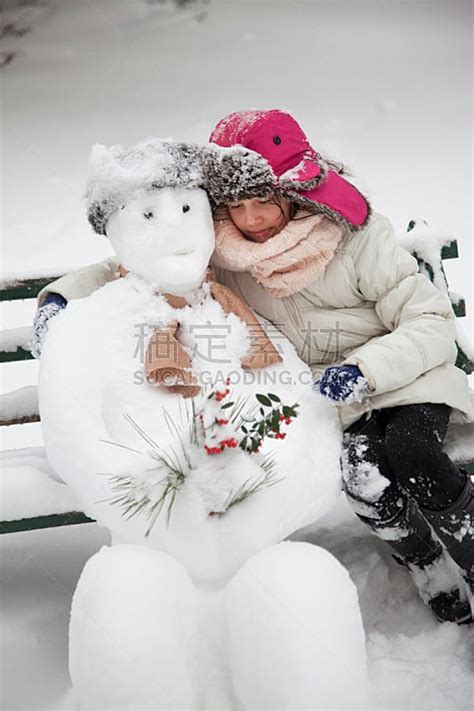 雪肖像雪人女孩儿童垂直画幅穿衣服户外厚衣服冬衣图片素材下载 稿定素材