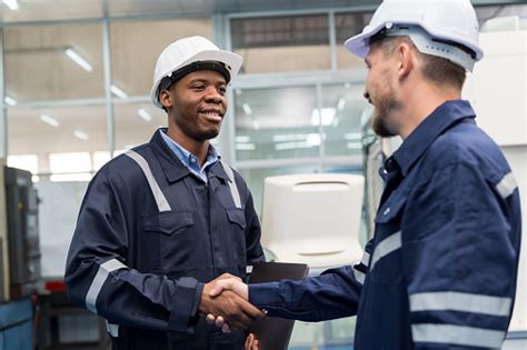 공장의 제어 기계실에서 악수하는 두 명의 남성 엔지니어 노동자 유지 보수 및 수리 성공 개념 2명에 대한 스톡 사진 및 기타 이미지 Istock