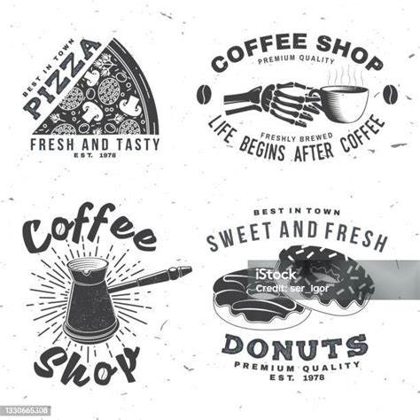 Coffe 상점과 패스트 푸드 배지 세트 핫도그 햄버거 피자 커피 컵 커피 나무의 분기 스켈레톤 핸드 실루엣 벡터 복고풍 디자인