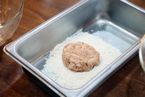 저렴한 돼지고기 다짐육으로 만드는 부드럽고 육즙이 풍부한 멘치까스