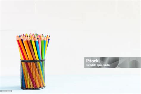 교육 또는 개념을 학교에 다시입니다 학교 사무실을 제공합니다 흰색 나무 배경 상자에서 다채로운 연필입니다 가위에 대한 스톡 사진