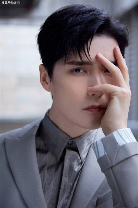 阿云嘎身穿硬朗西服套装搭配条纹衬衫，矜贵绅士 搜狐大视野 搜狐新闻